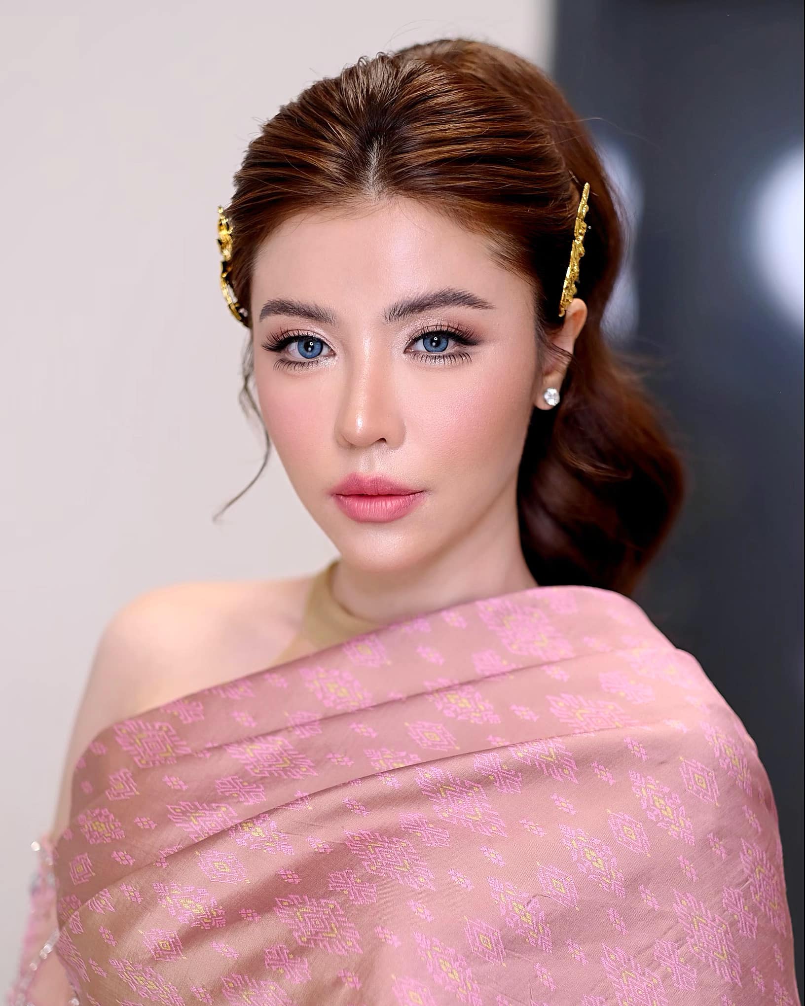 មើលទៅស្រទន់! សុខ ពិសី គ្រងឈុតពណ៌ផ្កាឈូក មើលទៅមិនចាស់សោះ